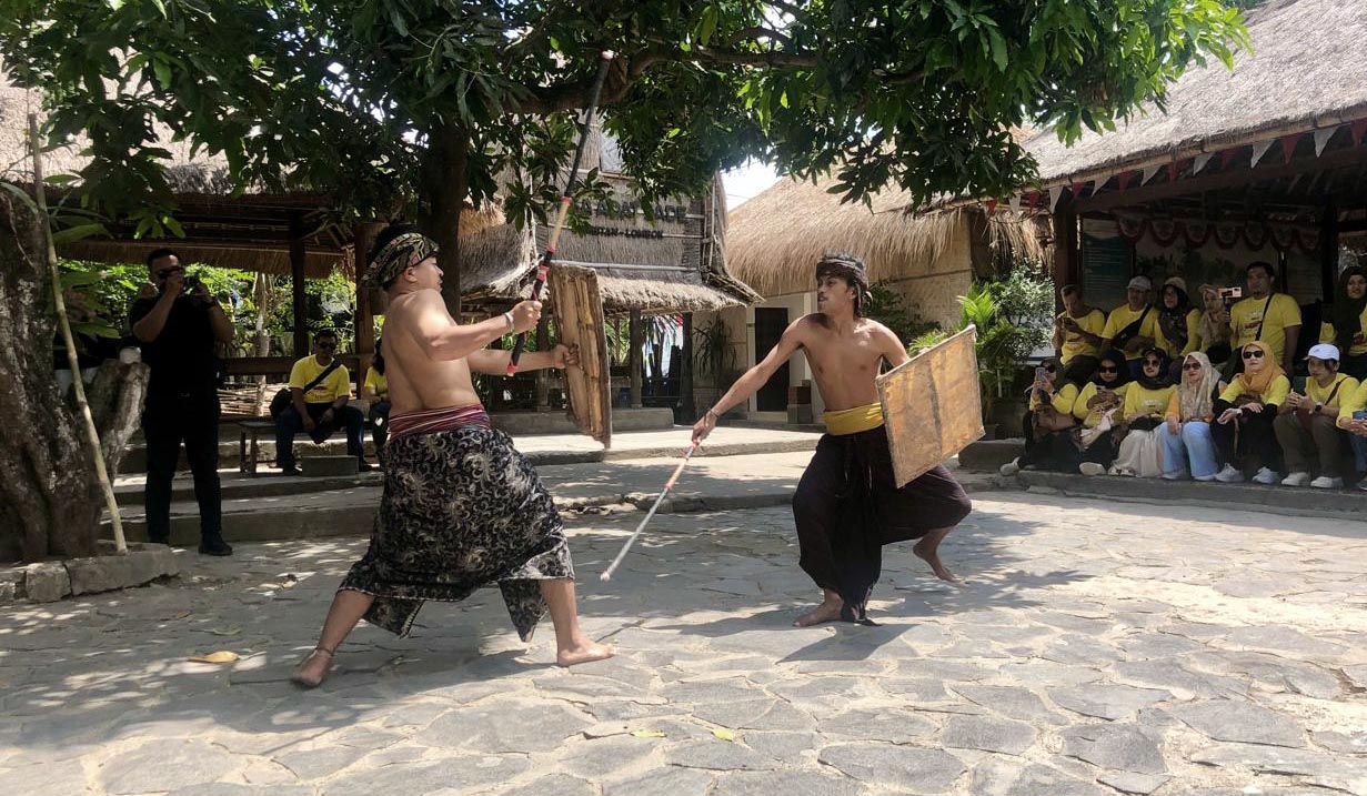 Mengenal Budaya Presean: Seni Ketangkasan Pria Lombok - morotravel.id